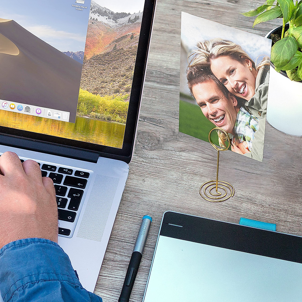 10 Pack Table Number Holders for Wedding - Gold Place Card Holder - Table Sign Holders - Picture - Photo Holders for Tables - Mini Table Number Stands Gold - Small Gold Table Number Holders Clip Stand