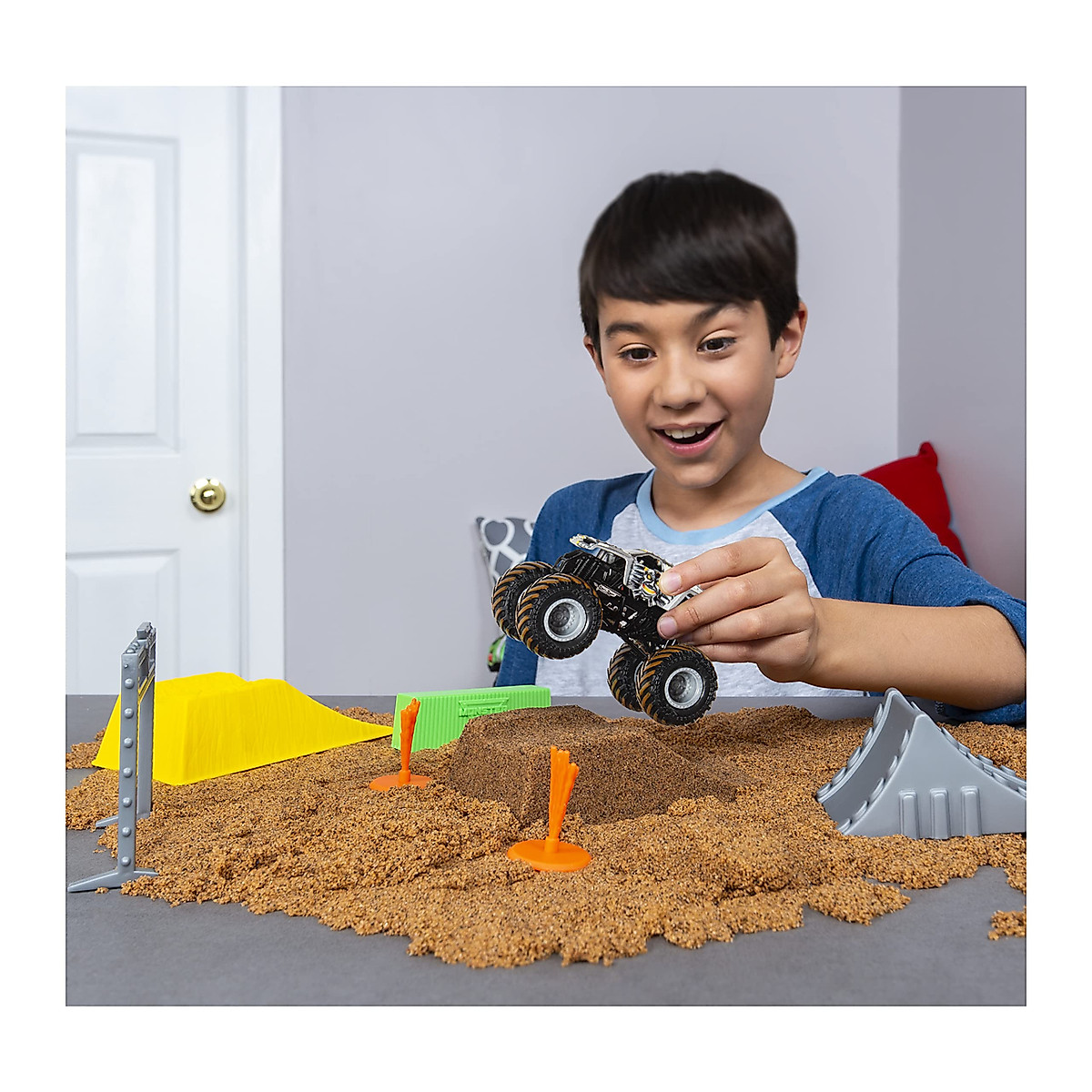 Monster Jam, Soldier Fortune Monster Dirt Deluxe Set, Featuring 16oz of Monster Dirt and Official 1:64 Scale Die-Cast Truck