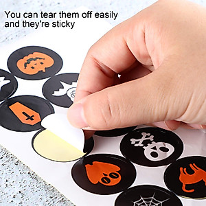 100 Pieces Halloween Stickers Round Seal Label Stickers Assorted Pumpkin Skull Bat Ghost Pattern Stickers for Halloween Party Decoration (Basic Style)