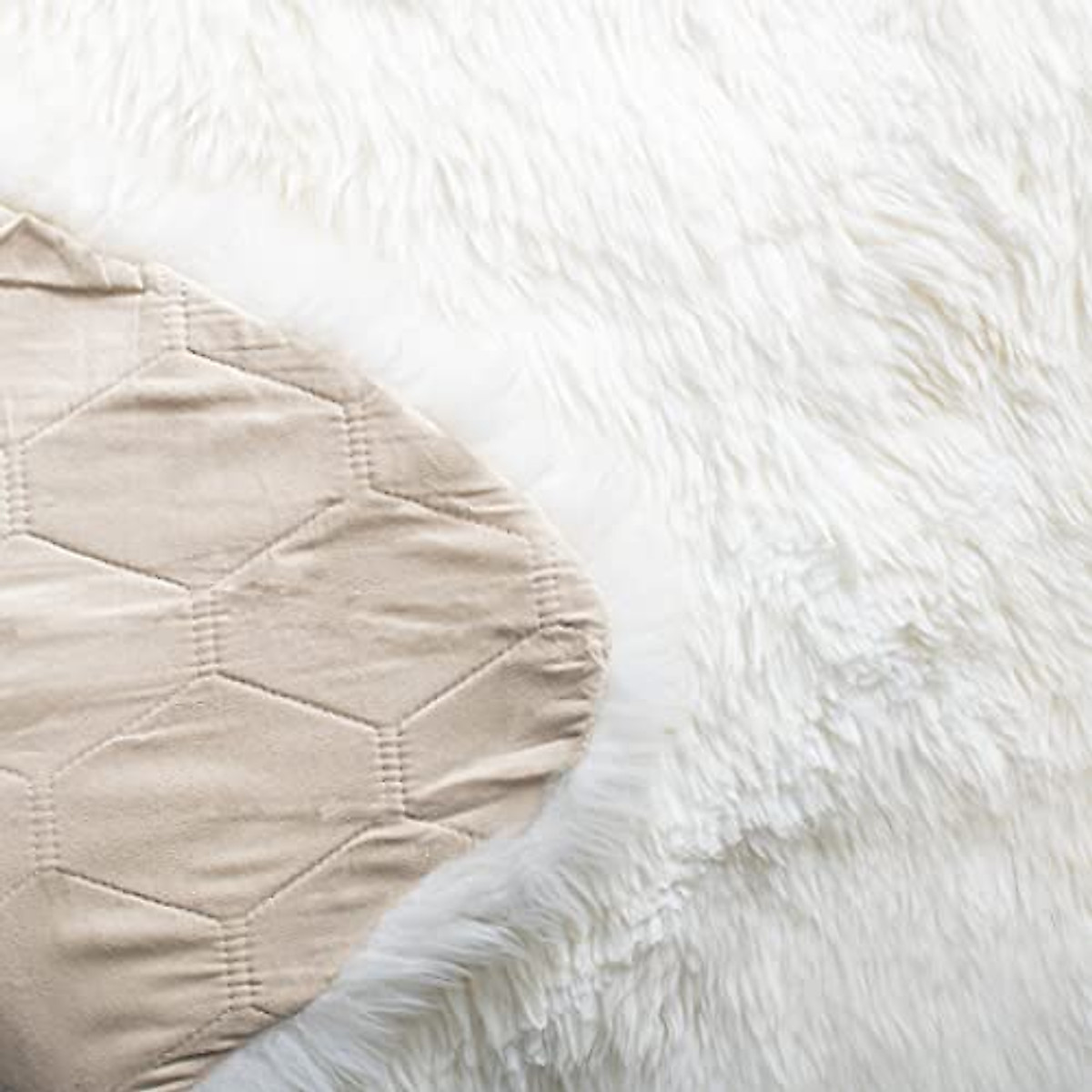 SAFAVIEH Sheep Skin Collection Area Rug - 6' Square, Natural & White, Handmade Rustic Glam Genuine Pelt, 3.4-inch Thick Ideal for High Traffic Areas in Living Room, Bedroom (SHS211A)