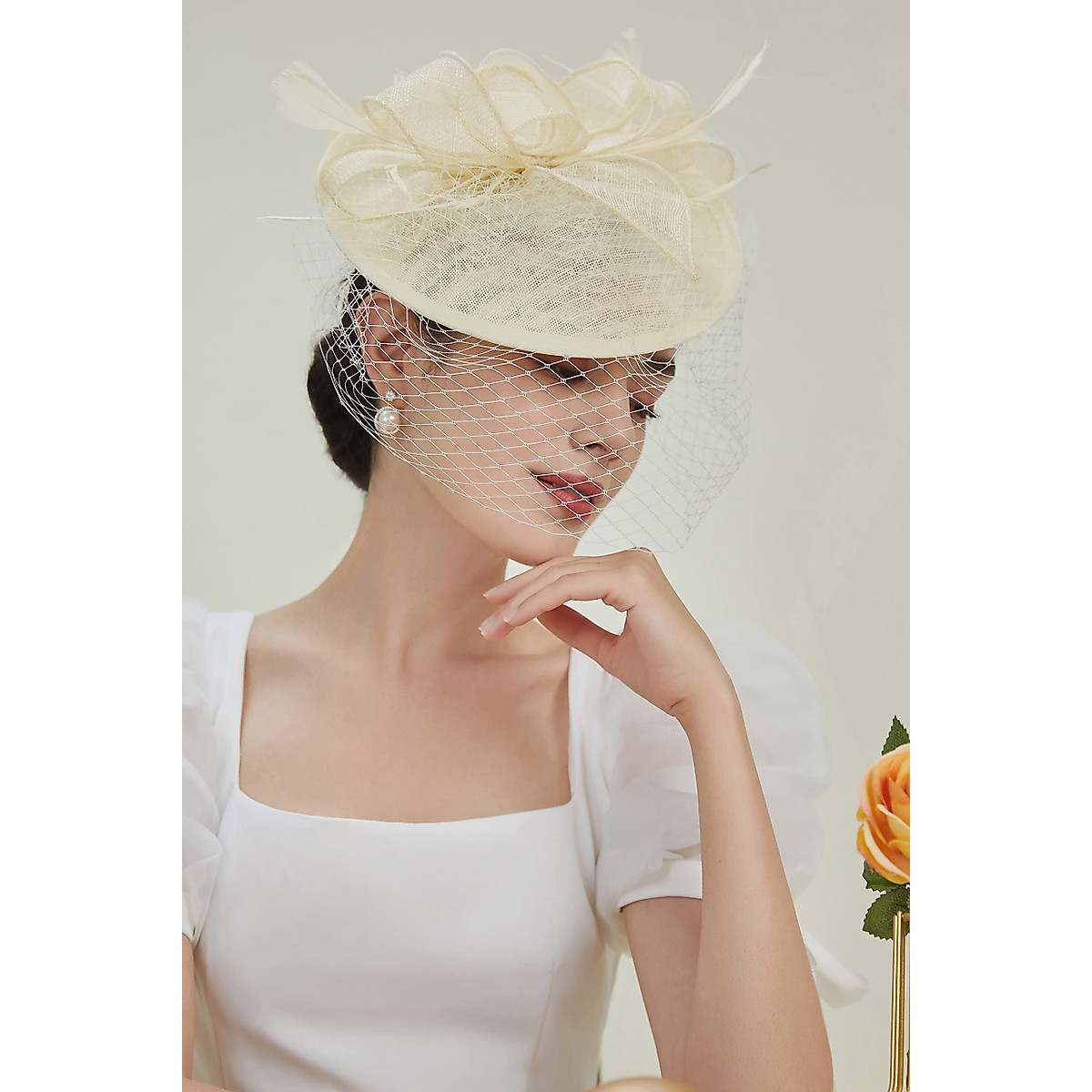 BABEYOND Women's Pillbox Fascinator Hat Kentucky Hat Feather Derby Fascinator Tea Party Fascinator Hat with Veil for Cocktail Off-White