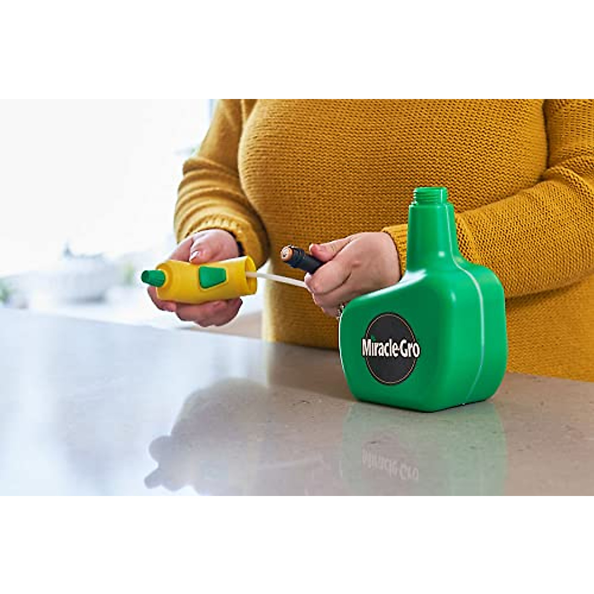 Miracle-Gro 190518 Battery Powered 48 oz. Handheld Sprayer, Green