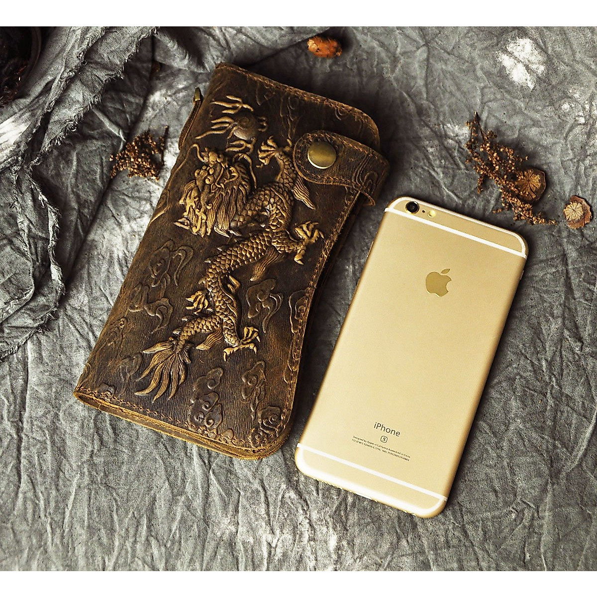 Le'aokuu Mens Genuine Leather Bifold Wallet Organizer Checkbook Iron Chain(0 1088 Dragon Light Brown)