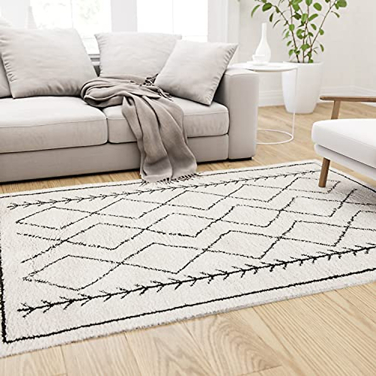 Merrick Lane 5' x 7' Ivory and Black Geometric Style Bohemian Shag Area Rug