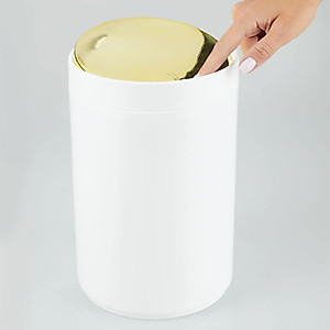 mDesign Small Round Plastic Trash Can Wastebasket, Garbage Container Bin with Swing Top Lid - for Bathrooms, Kitchens, Home Offices - 1.3 Gallon/5 Liter - White/Gold