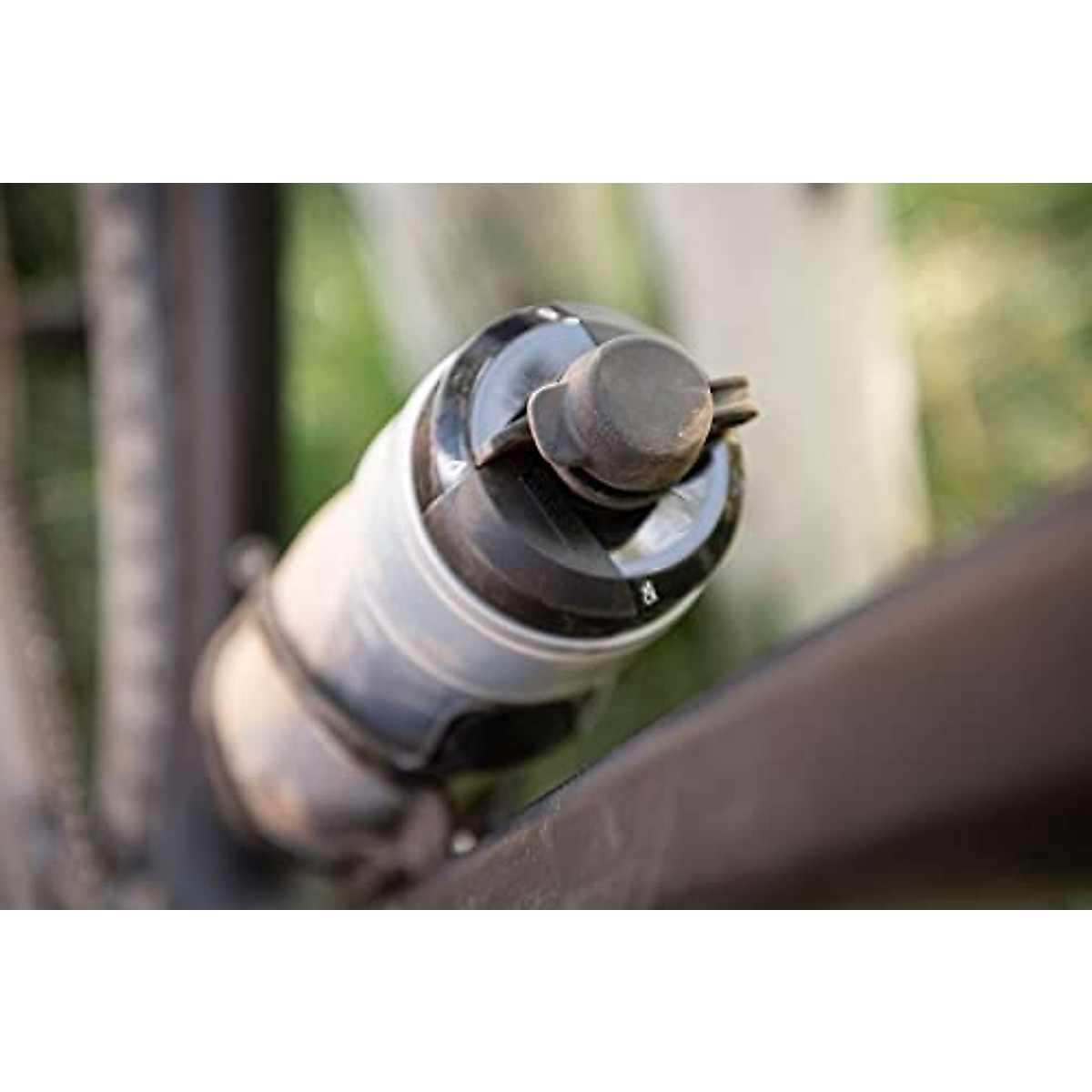 CamelBak Podium Dirt Series Chill Insulated Mountain Bike Water Bottle 21oz, White