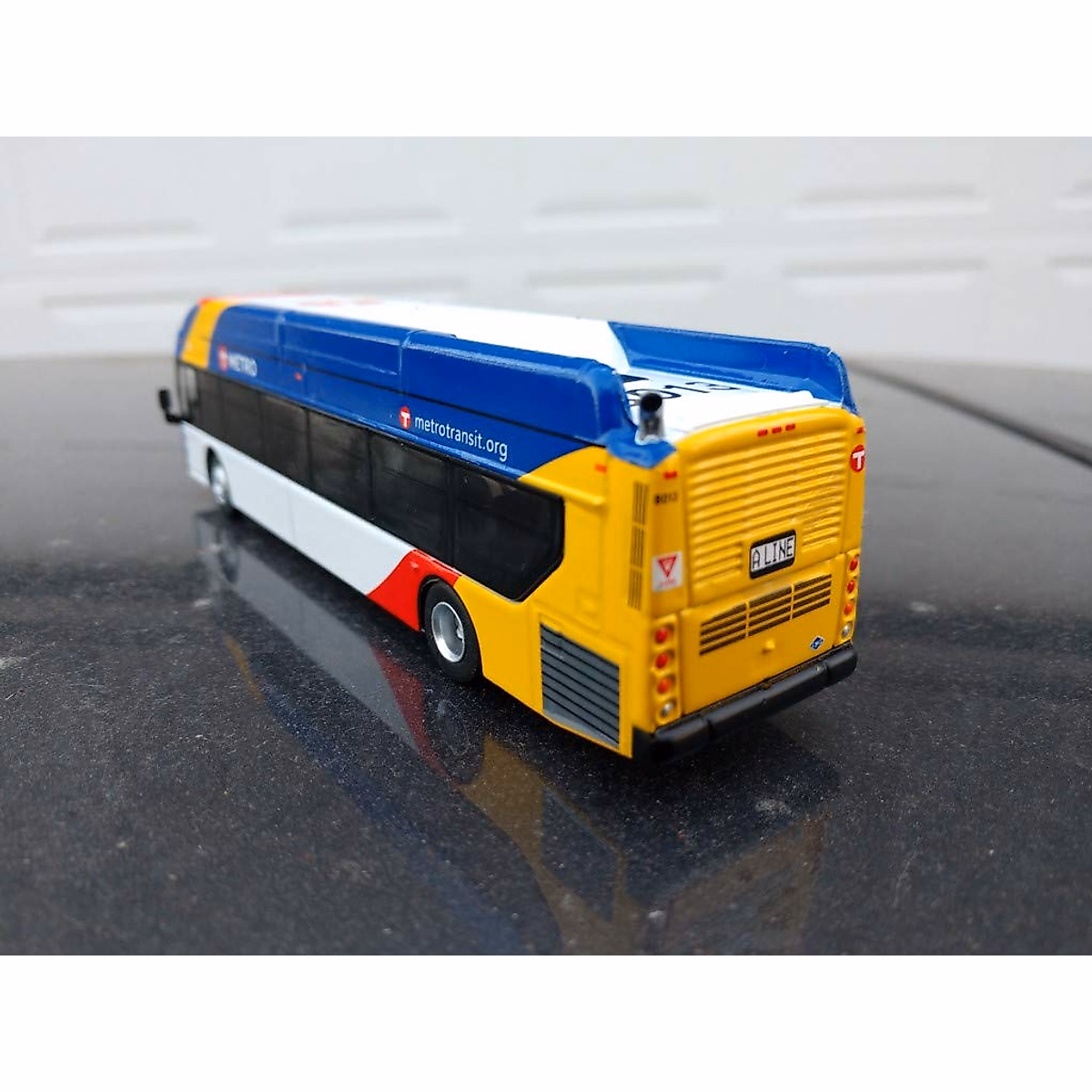 New Flyer Xcelsior Bus 1/87 Scale-HO Scale Metro Transit-Minneapolis/ St Paul Transit Bus Iconic Replicas New!