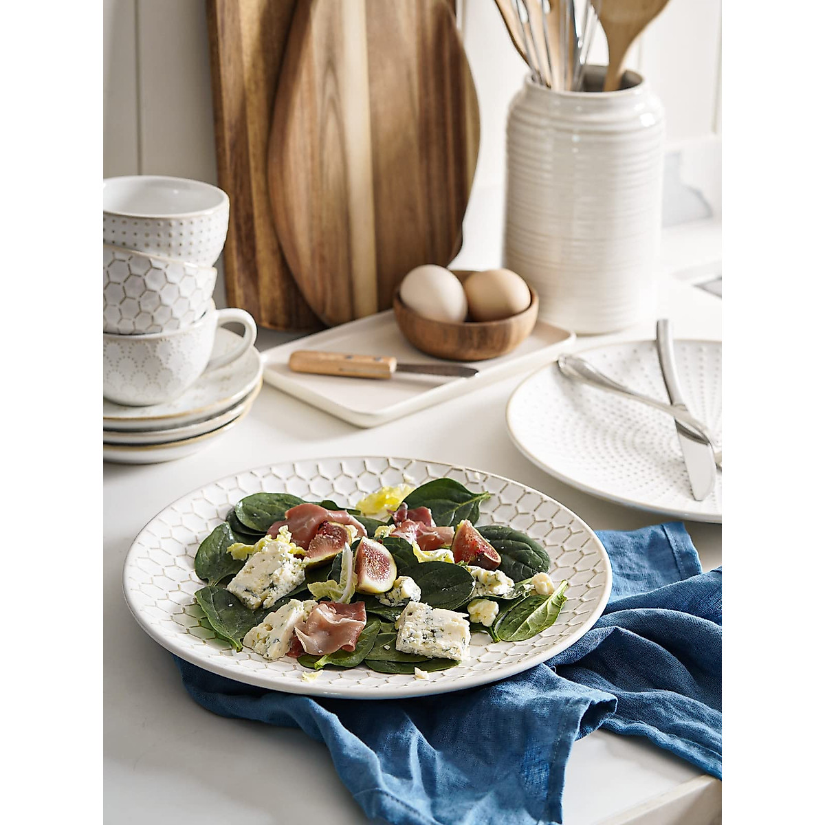 LE TAUCI Dinner Plates 10 Inch, Ceramic Dish Set for Kitchen, Embossed Serving Dish, Microwave Oven Dishwasher Safe, For Housewarming or Wedding - Set of 4, Arctic white