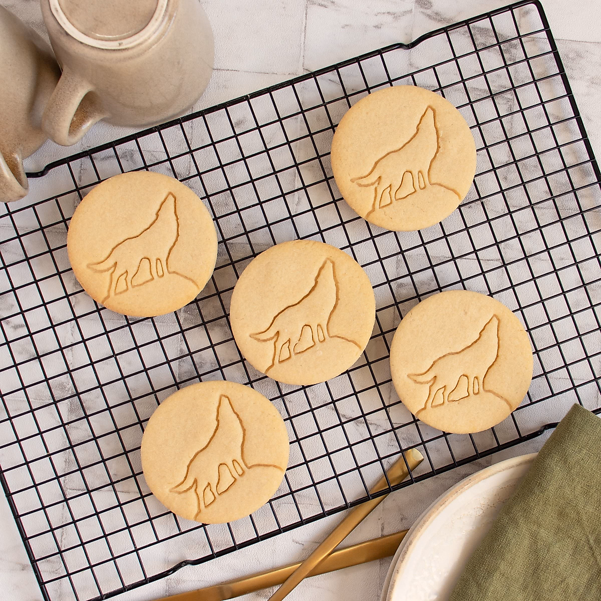 Set of 2 Wolf cookie cutters (Designs: Howling Wolf and Wolf Paw Prints), 2 pieces -Bakerlogy
