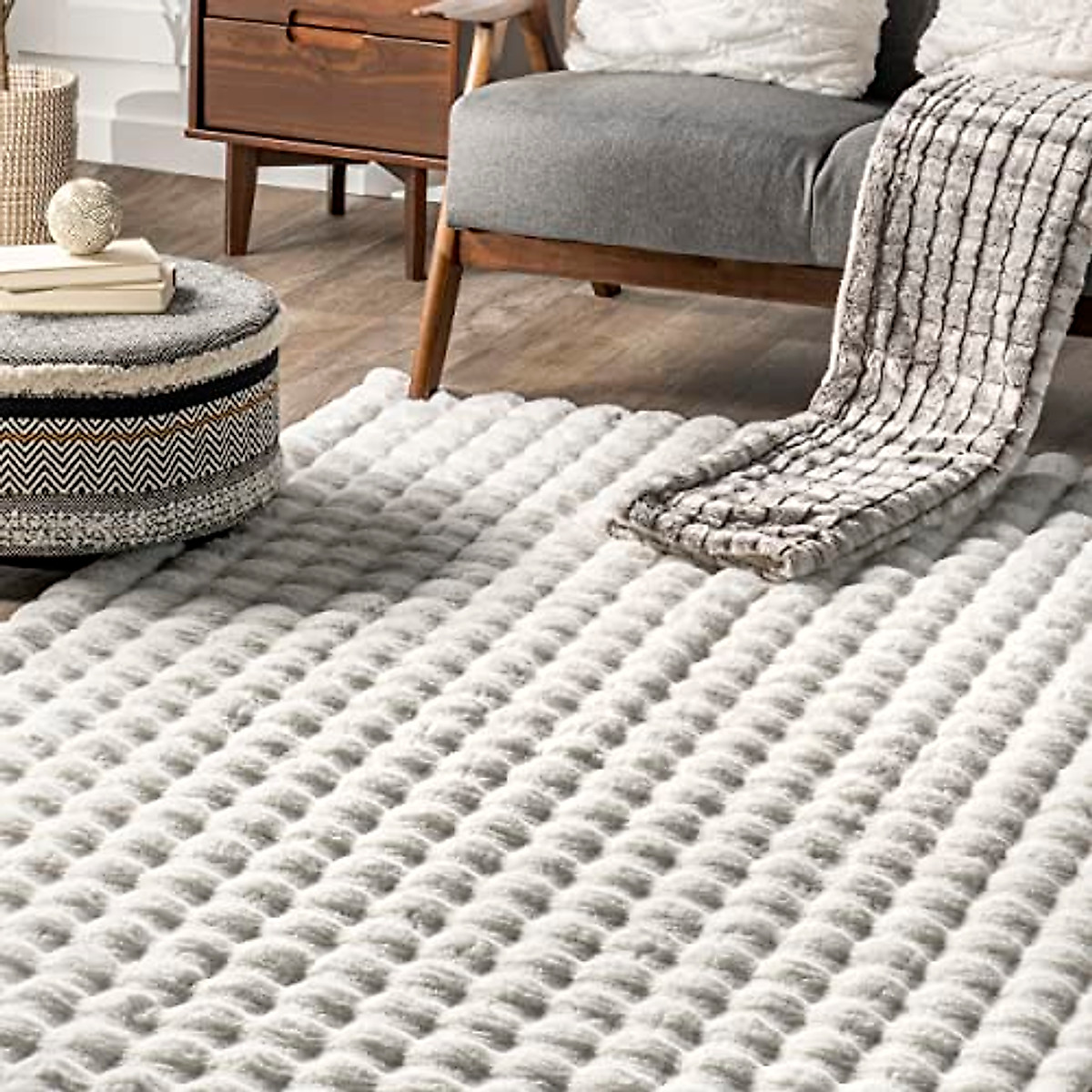 nuLOOM Jeni Solid Faux Rabbit Machine Washable Area Rug, 7' 6" x 9' 6", White