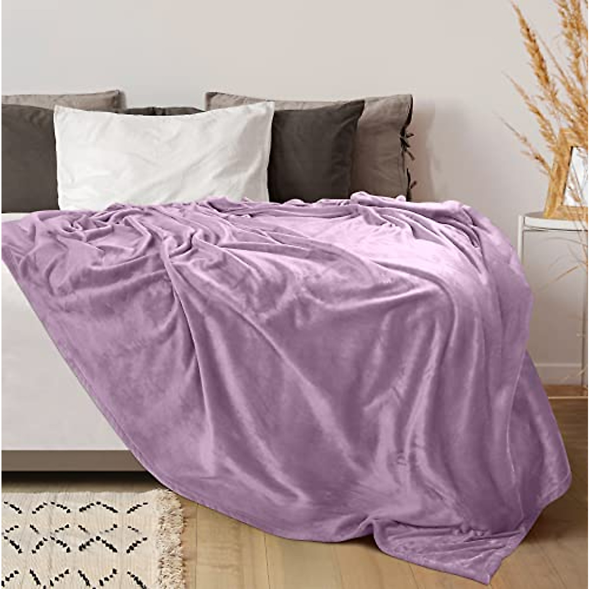 Utopia Bedding Fleece Blanket Queen Size Lilac 300GSM Luxury Fuzzy Soft Anti-Static Microfiber Bed Blanket (90x90 Inches)