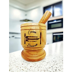 Wooden Mortar Puerto Rico (Big), Pilón de Puerto Rico/Pilón Boricua. Cocina Boricua (Grande) Size : 6.25 X 5.25. Flag design engraved. Con diseño de bandera grabado en la madera.