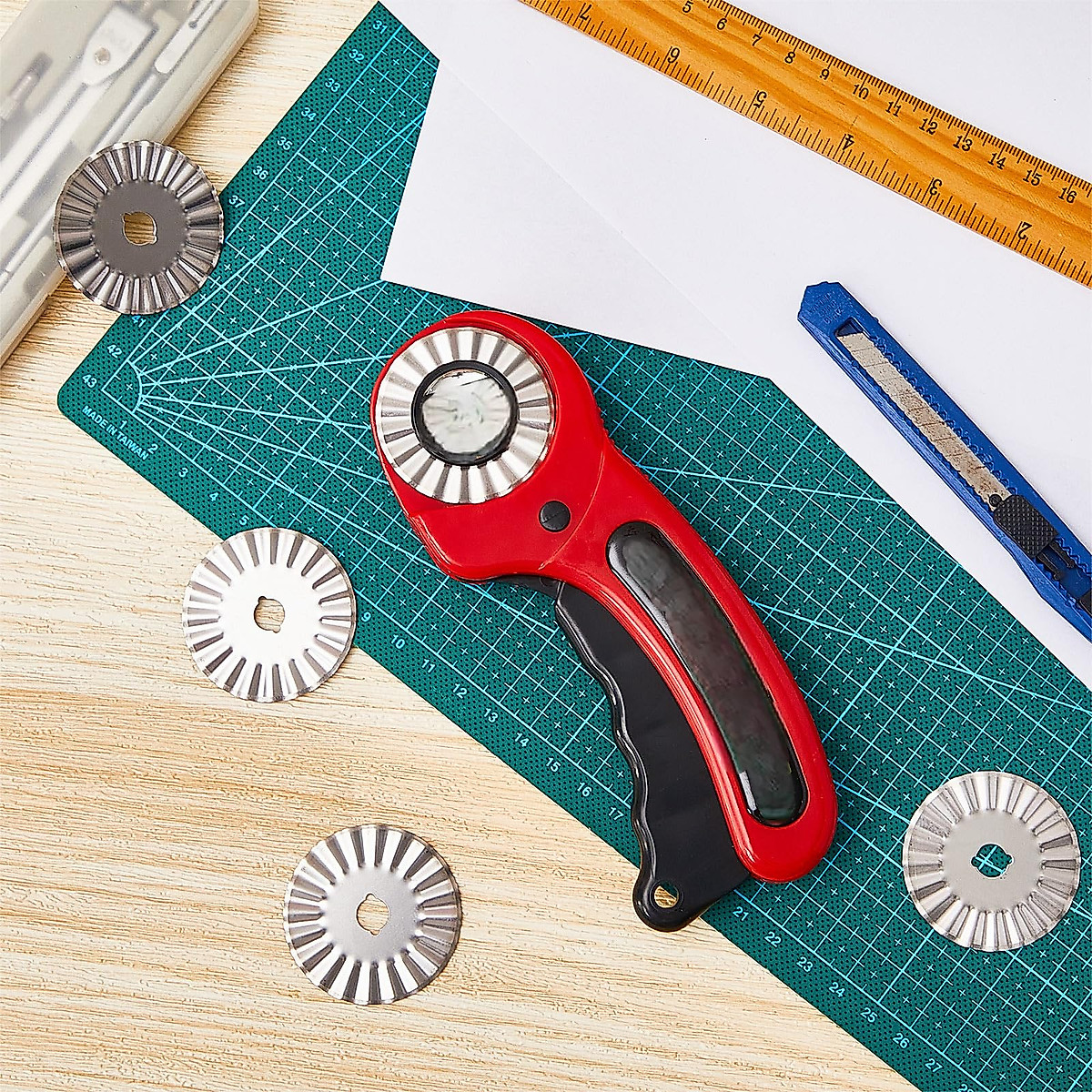 20 Pieces 45 mm Wave Rotary Blade Replacement Cutter Pinking Refill Blades Wavy Circular Edge Blade for Quilting Scrapbooking Sewing Cutting Paper Cloth Fabric Arts Crafts Tools