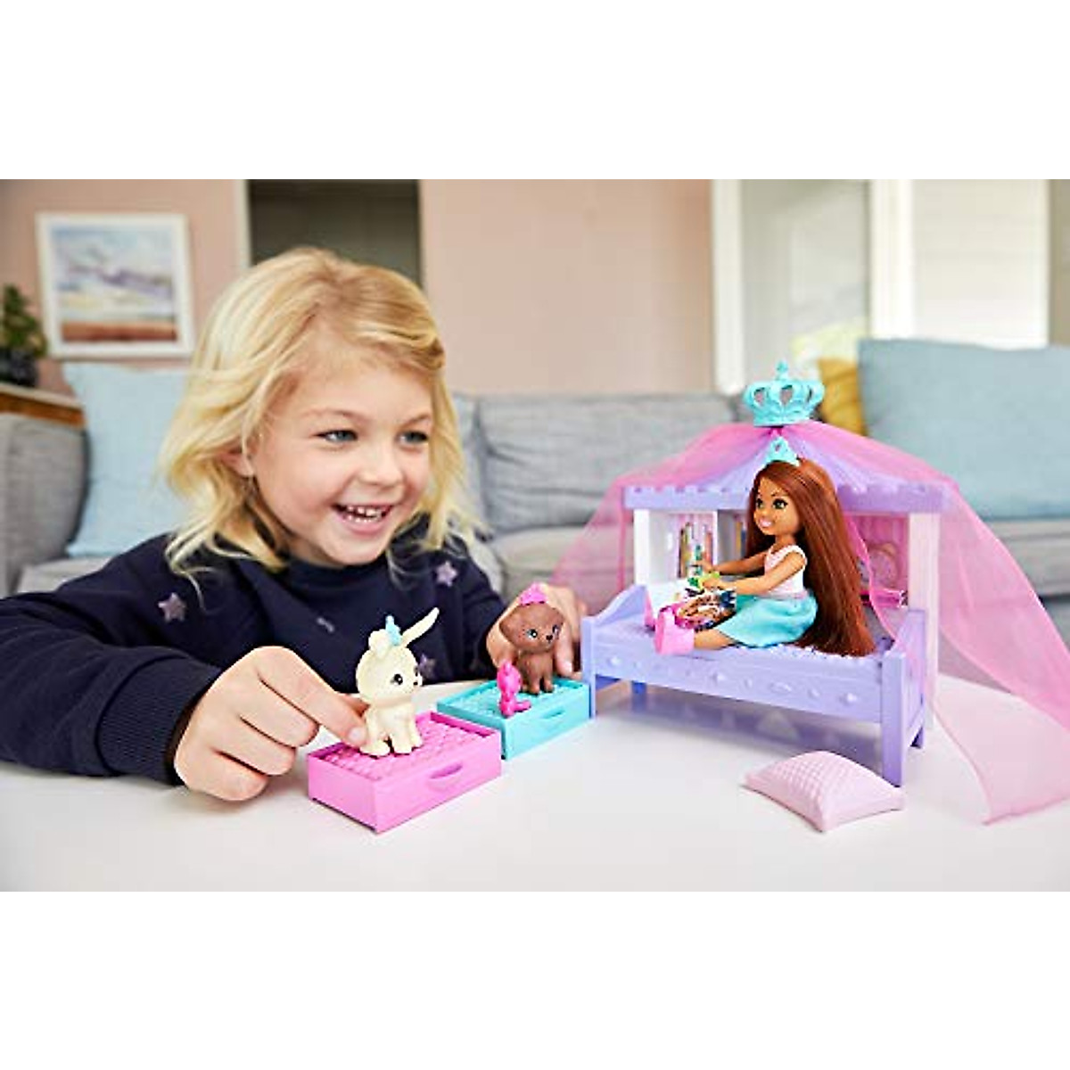 Barbie Princess Adventure Chelsea Princess Storytime Playset, with Chelsea Doll, Canopy Bed, 2 Pets and Accessories, Gift for 3 to 7 Year Olds