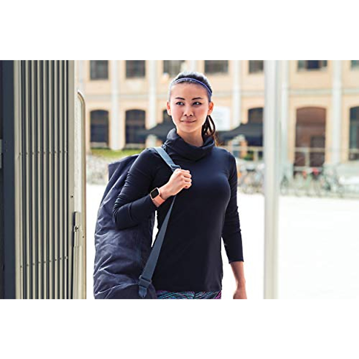 Fitbit Versa Smart Watch, Peach/Rose Gold Aluminium, One Size (S & L Bands Included) - (Renewed)