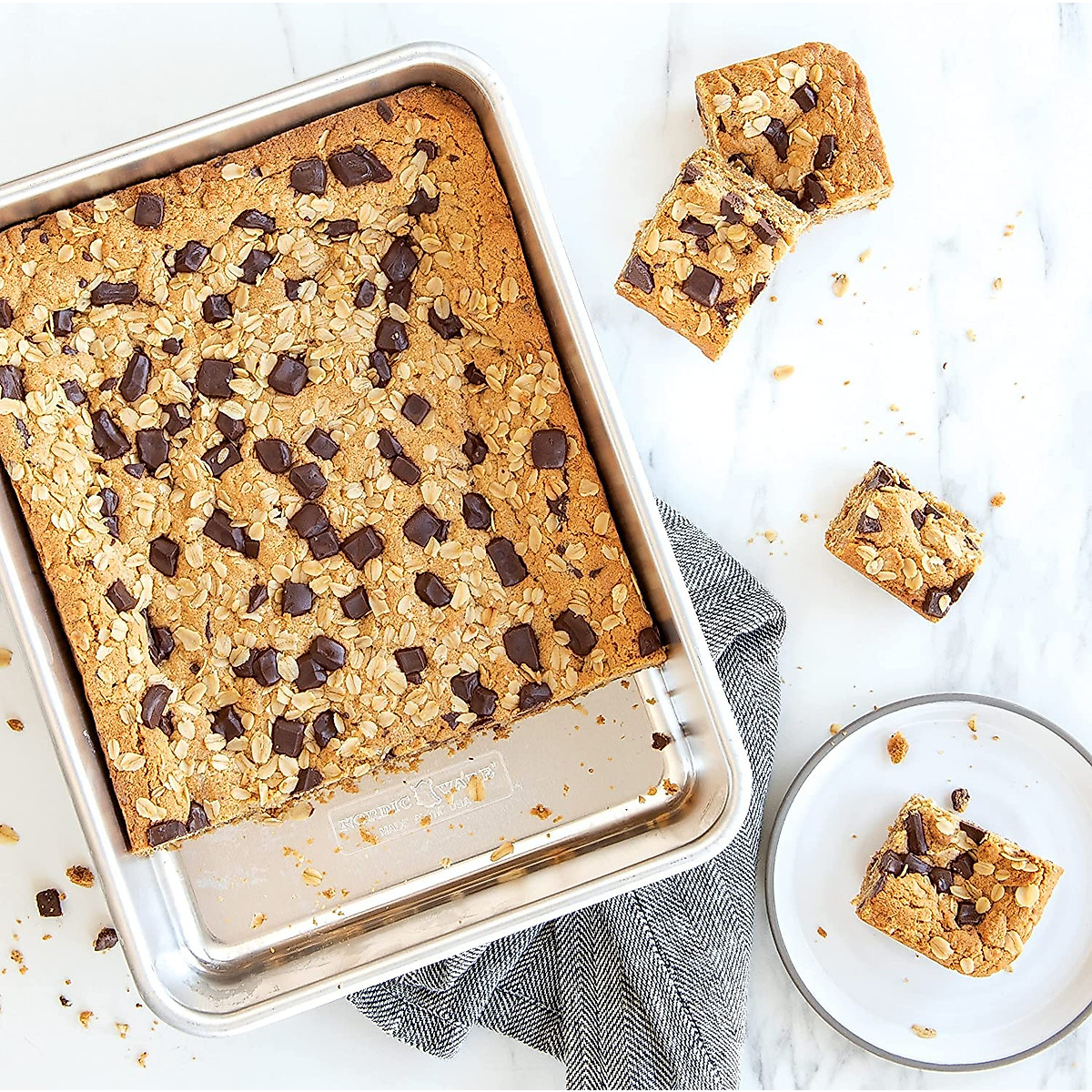 Nordic Ware Natural Aluminum Commercial Cake Pan with Lid, Rectangle Pan with Lid Silver, 9 x 13