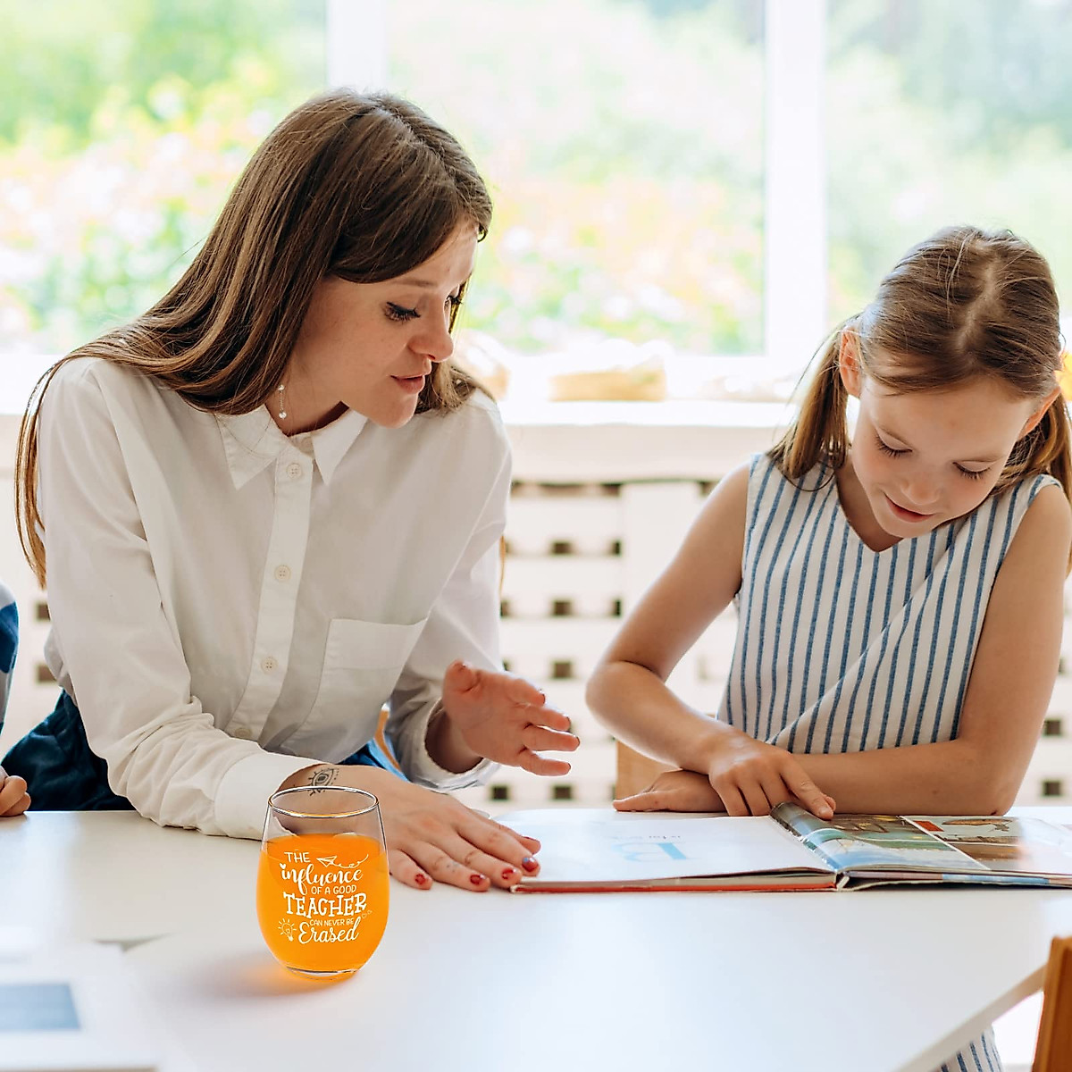 Futtumy Teacher Gift for Women, Teacher Appreciation Gift Thank You Gift Christmas Gift for Teachers, The Influence of a Great Teacher is Never Erased Stemless Wine Glass for Appreciation Week, 17Oz