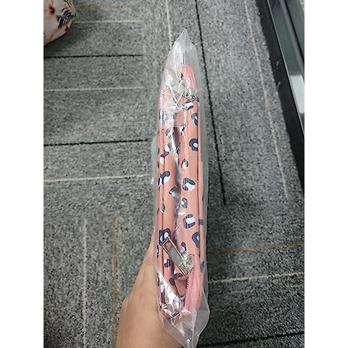 Narwey Travel Makeup Bag Large Cosmetic Bag Makeup Case Organizer for Women (Leopard)