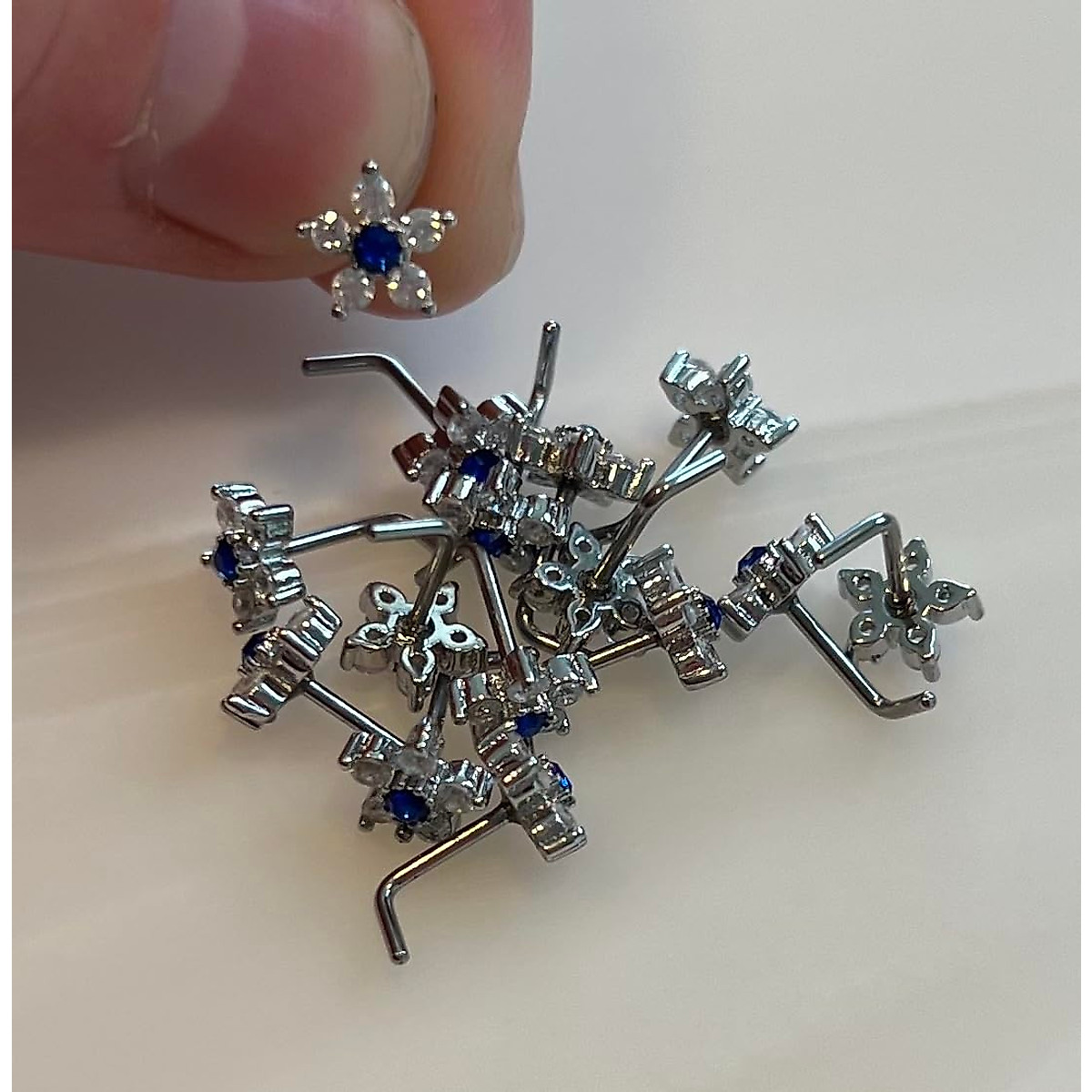 FIFTH CUE 20G 6 CZ Flower Top 316L Surgical Steel L Bend Stud Nose Ring (Clear/Blue)