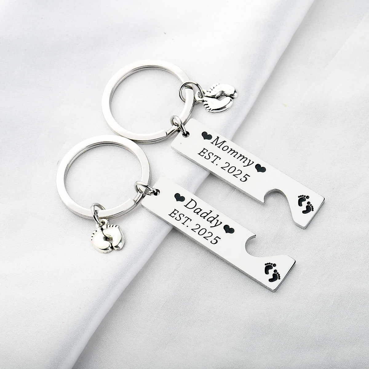 Pregnancy Announcement Gifts Daddy and Mommy Est 2025 Keychain Set New Parents Gift First Time Gifts Dad Mommy to Be Gift (Silver)