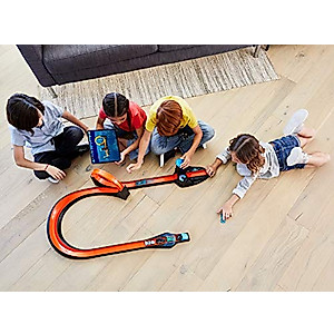 Hot Wheels id Smart Track Starter Kit with 3 Exclusive Cars, Track Pieces and Hot Wheels Race Portal for Physical & Digital Play, Gift for Kids Ages 8 Years Old & Up, Multi (GRH89)
