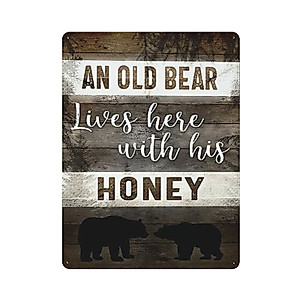 PPFINE An Old Bear Lives Here with His Honey Brown Wood Tin Sign Metal Plaque Art Hanging Iron Painting Retro Home Kitchen Garden Garage Wall Decor 16"x12"