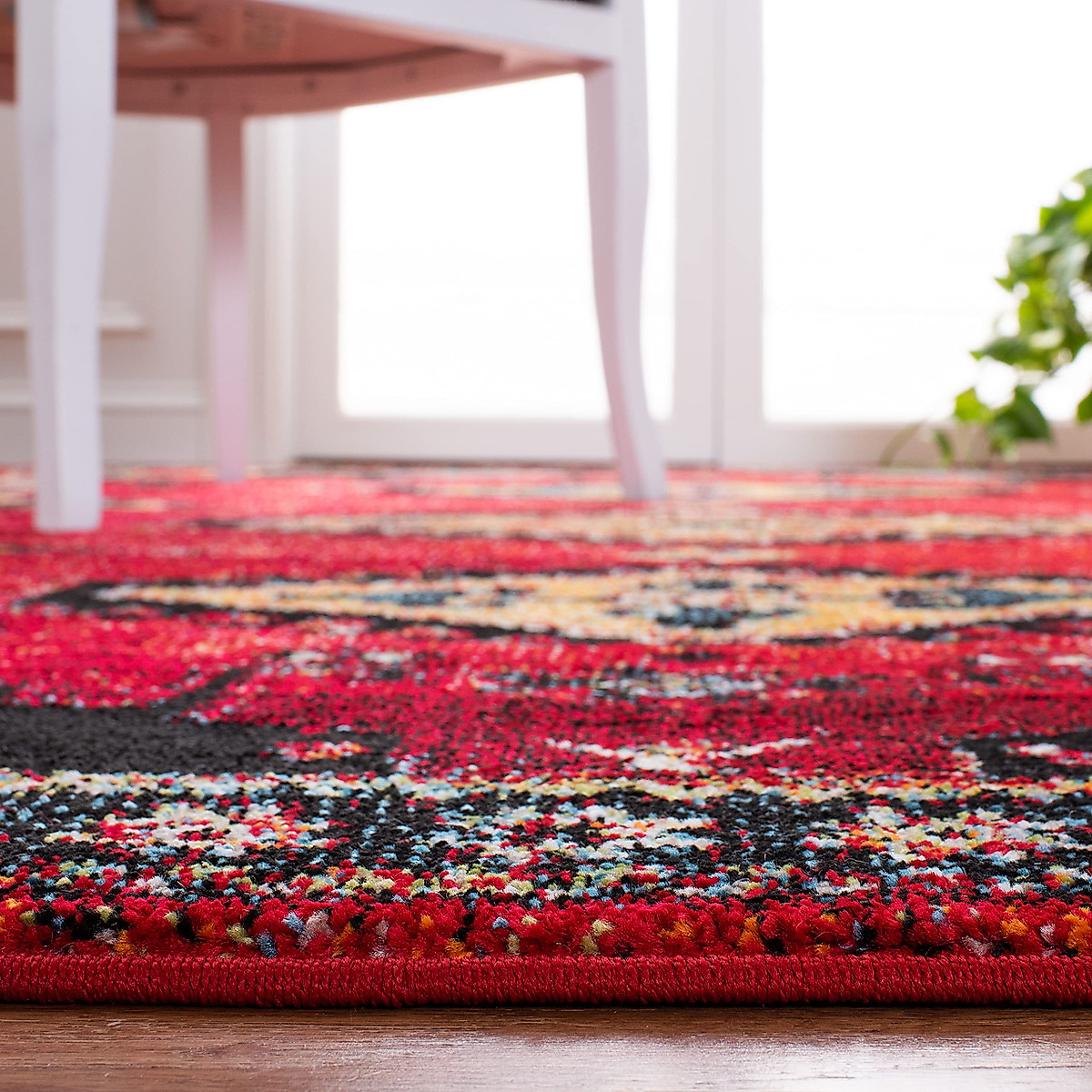 SAFAVIEH Vintage Hamadan Collection Area Rug - 5'3" x 7'6", Red & Black, Traditional Oriental Design, Non-Shedding & Easy Care, Ideal for High Traffic Areas in Living Room, Bedroom (VTH251Q)