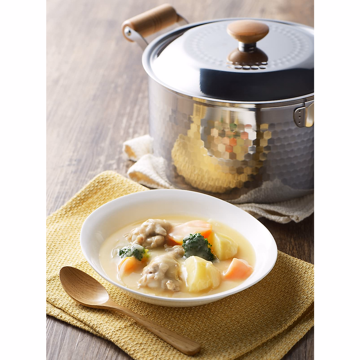 Yoshikawa YJ3302 Double-Handed Pot, 9.4 inches (24 cm), Wooden Handle Hammered Pot, Induction Compatible,