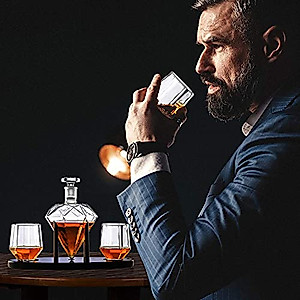Whiskey Decanter Diamond shaped With 2 Diamond Glasses & Mahogany Wooden Holder – Elegant Handcrafted Crafted Glass Decanter For Liquor, Scotch, Rum, Bourbon, Vodka, Tequila – Great Gift Idea – 750ml