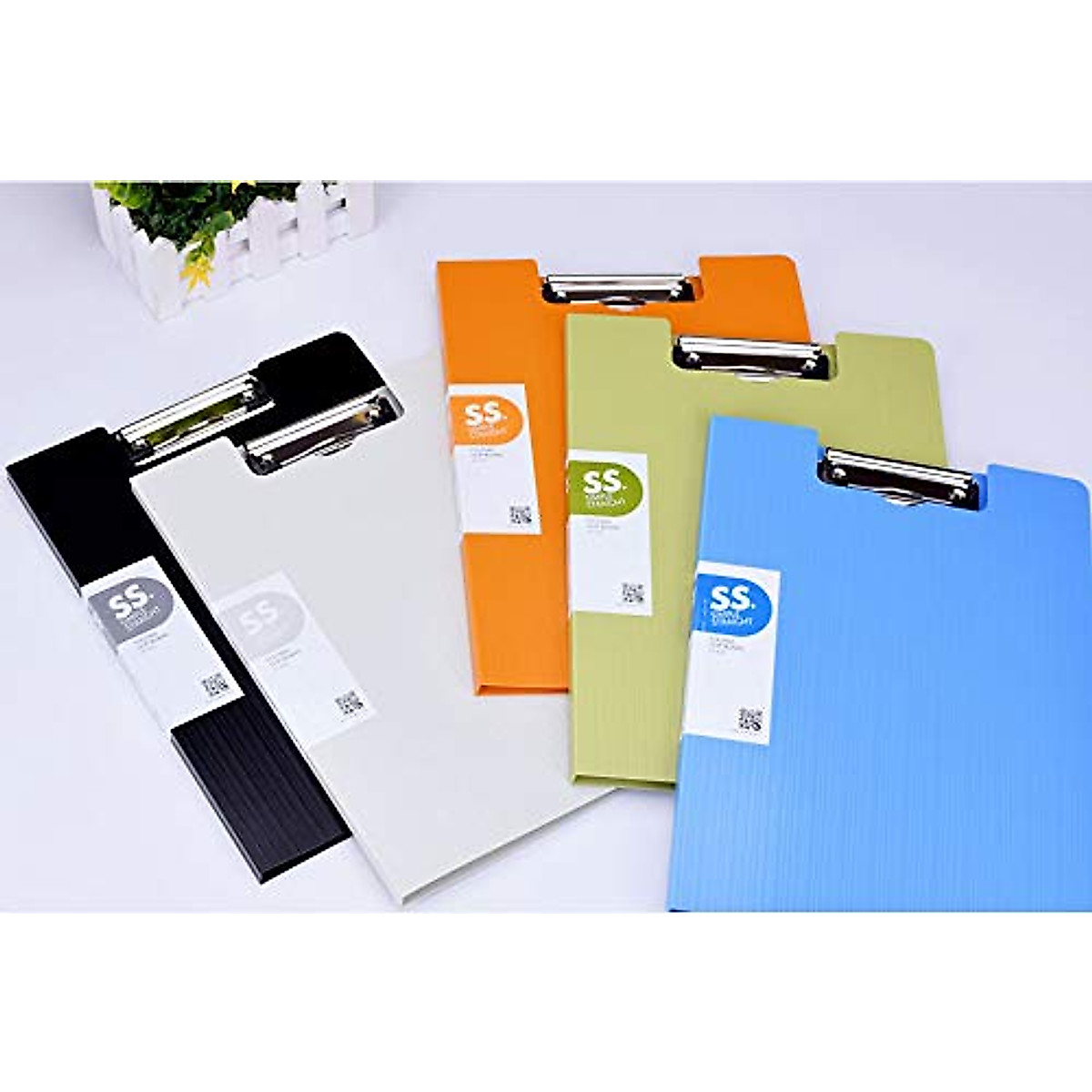 4 sets of foldable clipboards, binders, sturdy PC hard plastic materials, 12.4 inches * 9.1 inches * 0.5 inches, easy to carry, widely used in office, school, business travel.