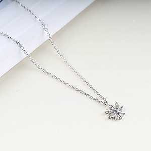 Andelaisi Boho Rhinestone Leaf Choker Necklace Silver Crystal Maple Leaf Necklace Choker Vintage Marijuana Leaf Necklace Chain Sparkly Cz Leaf Pendant Necklace Jewelry for Women