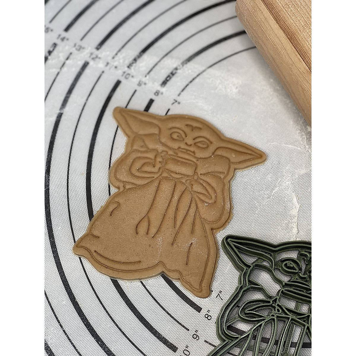 Premium Star Wars Exclusive The Mandalorian Baby Yoda Grogu With Soup Bowl Cookie Cutter Mold 4-Inch-Scale Produced by 3D Kitchen Art