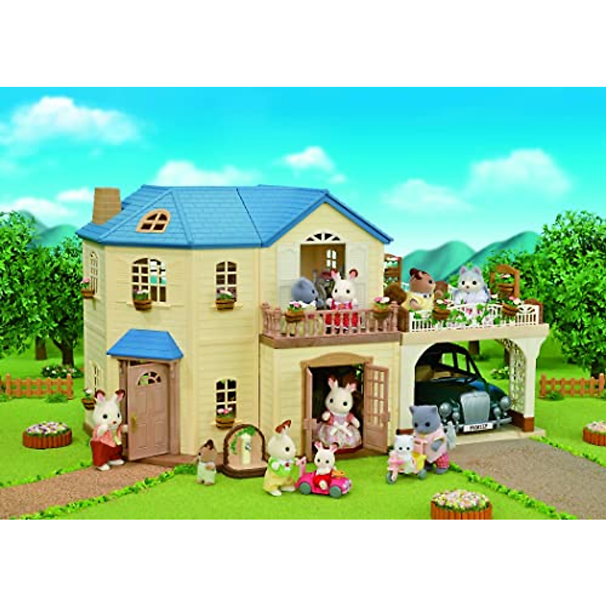 Calico Critters Large House with Carport Gift Set, Dollhouse Playset with Collectible Figure, Vehicle, Furniture and Accessories - Amazon Exclusive!