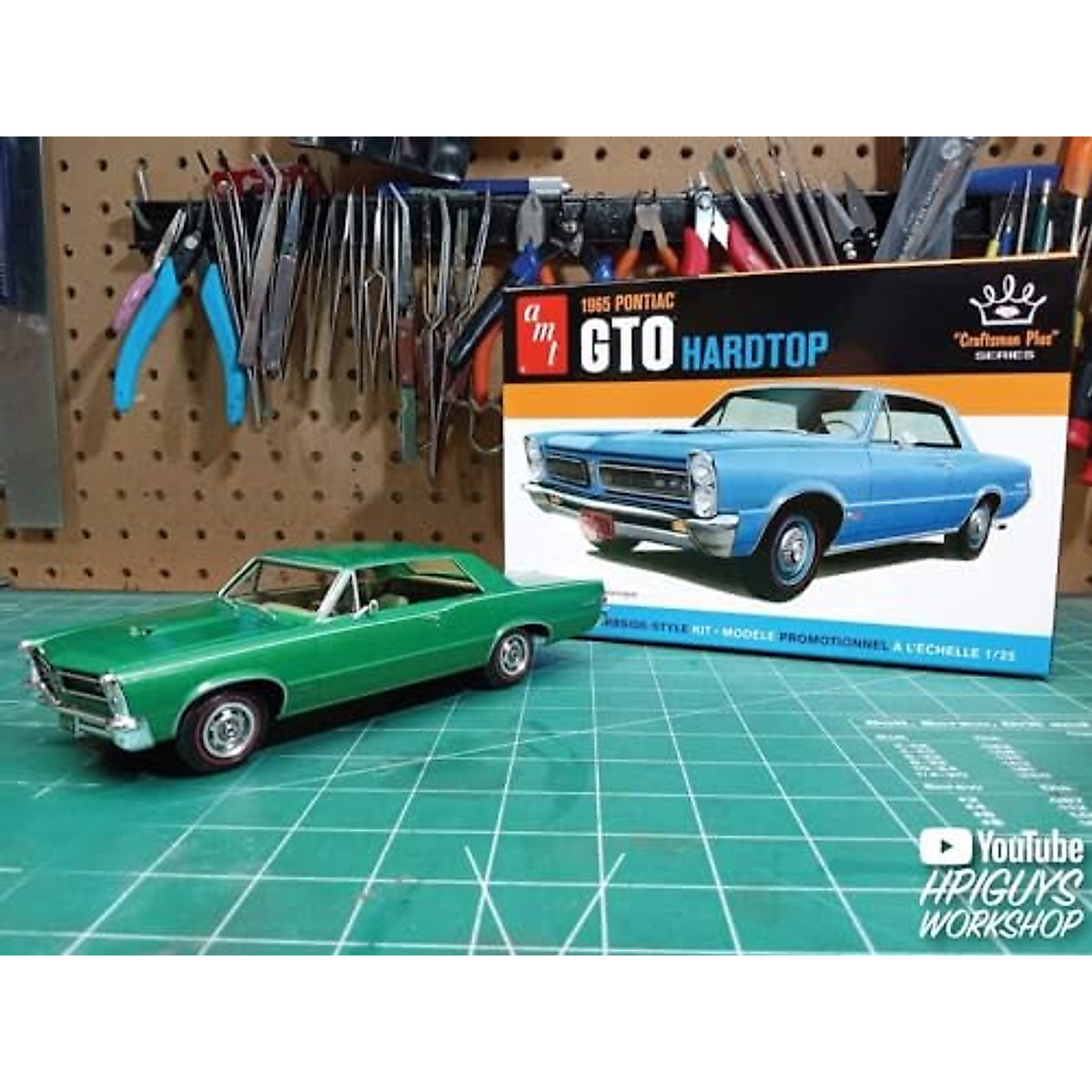 AMT 1965 Pontiac GTO Hardtop Craftsman Plus 1:25 Scale Model Kit