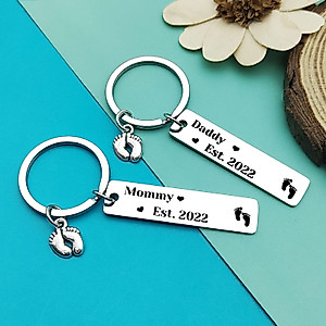 Pregnancy Announcement Gifts New Parents Gift Keychain Daddy and Mommy Est 2022 Keychain Set First Time Pregnancy Gifts for Mom Dad To Be Parents to be Gifts New Mom Jewelry Baby Shower Keyring Gifts