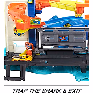 Hot Wheels City Toy Car Track Set Attacking Shark Escape Playset with 1:64 Scale Car, Race to Avoid Chomping Shark