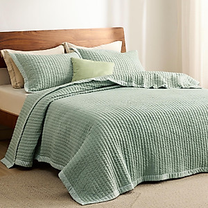 Bedsure Green Bedspread Coverlet Queen Size - Lightweight Soft Quilt Bedding Set for All Seasons, Corduroy Pattern Quilt Set, 3 Pieces, 1 Quilt (90"x96") & 2 Pillow Shams (20"x26"+2")