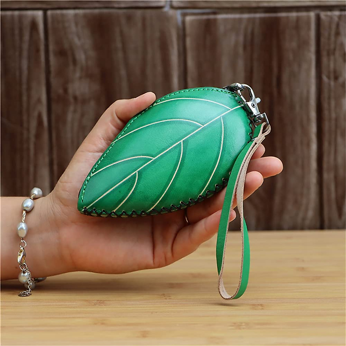Fanyixuan Ladies Leaf Ladybug Leather Coin Purse Can Put Coin Clutch Bag Handmade Leather Creative Key Case (Green)