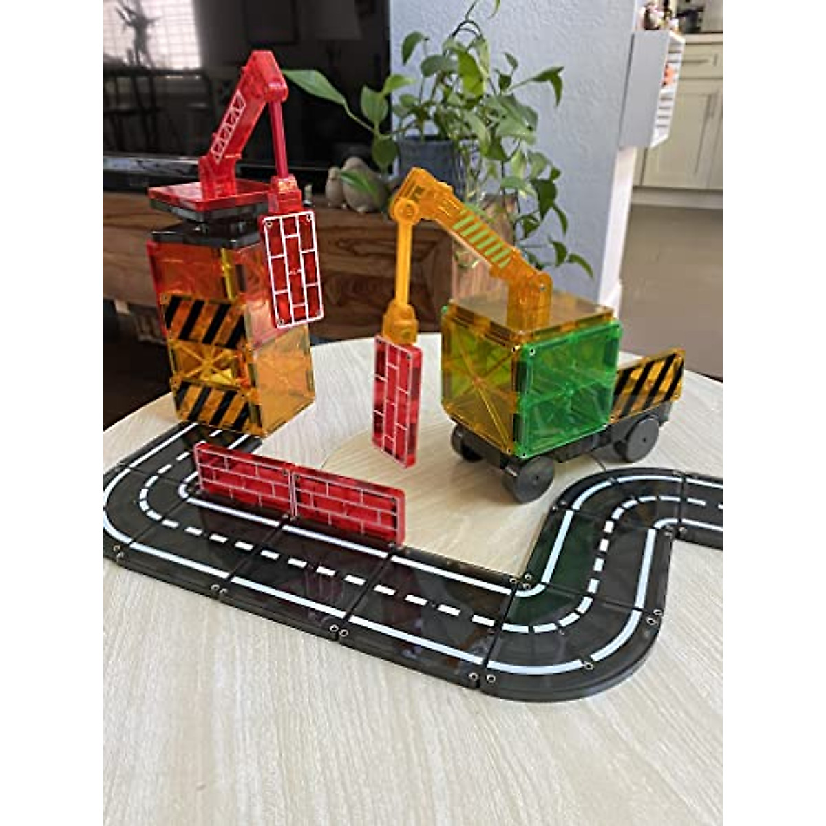 Magna-Tiles Builder Set, The Original Magnetic Building Tiles for Creative Open-Ended Play, Educational Toys for Children Ages 3 Years + (32 Pieces)