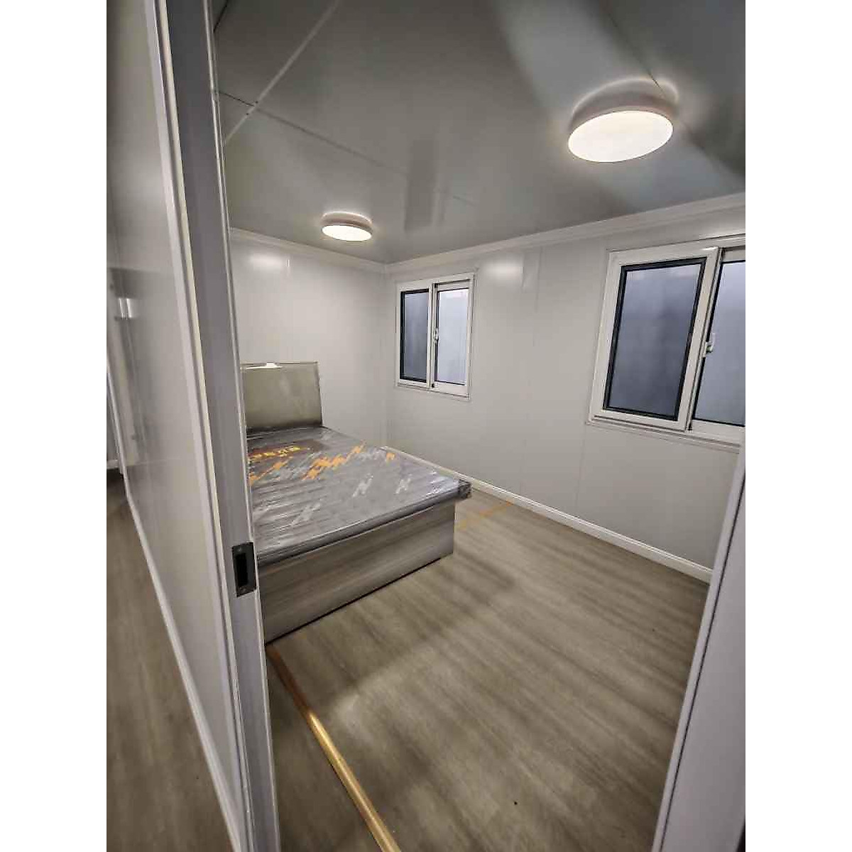 Elegant Prefabricated 30FT House with Spacious Living Area, 3 Bedroom,Fully Equipped Bathroom,Modern Kitchen and Steal Frame Construction- Ideal Mobile Home for Comfortable Living.