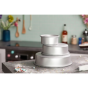 Wilton Aluminum Round Cake Pans, 3-Piece Set with 8-Inch, 6-Inch and 4-Inch Cake Pans