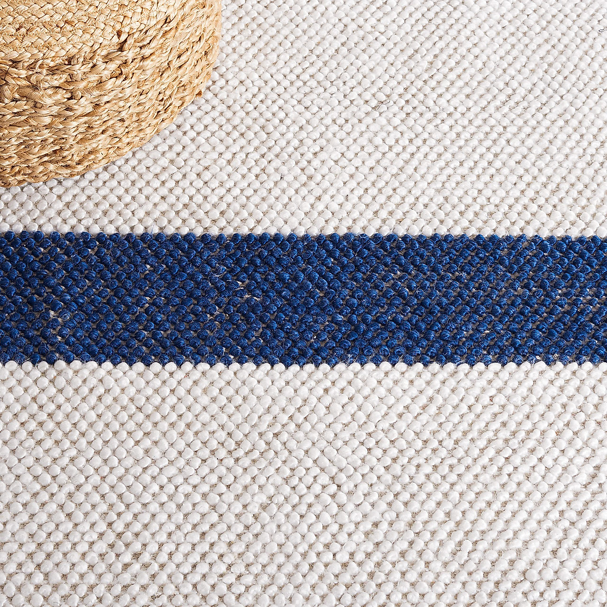 SAFAVIEH Natura Collection Accent Rug - 4' x 6', Ivory & Navy, Handmade Flat Weave Modern Stripe Wool, Ideal for High Traffic Areas in Entryway, Living Room, Bedroom (NAT324N)