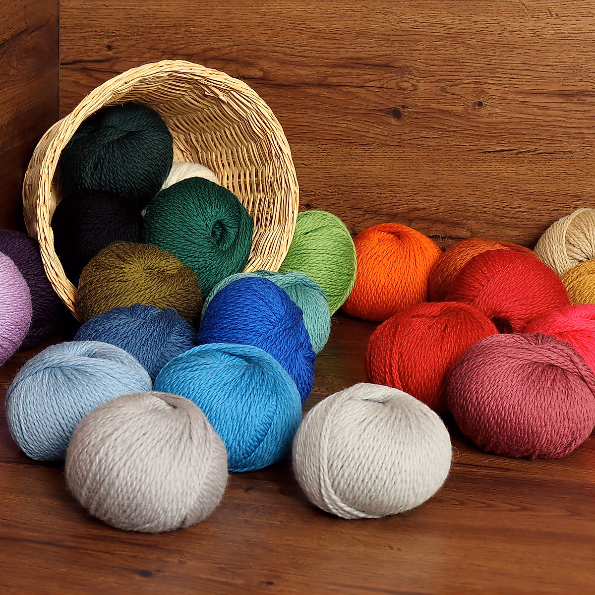 100% Highland Wool Yarn - Sourced Directly from Peru - Heavenly Soft and Perfect for Knitting and Crocheting (Worsted, Dreamy Lilac)