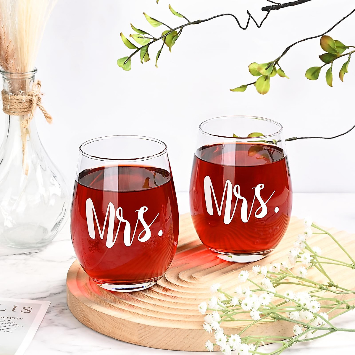 Futtumy 17 Oz Mrs and Mrs Wine Glass Set of 2, Lesbian Gifts, Engagement Gifts for Couples, Gifts for Newly Engaged Couples Her Wife Girlfriend, Lesbian Gifts for Birthday Anniversary Valentine's Day
