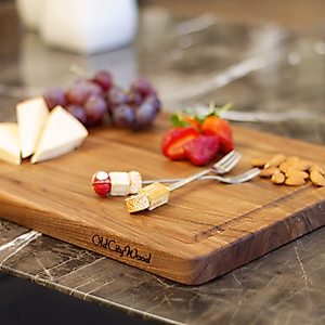 Handmade 17x13'' Walnut Wood Cutting Board For Kitchen with Juice Groove, Chopping Board Made of Walnut Wood for Meat, Cheese and Vegetables (X-Large, 17x13 inch)