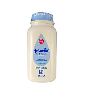 Johnson's Baby Powder for Delicate Skin, Hypoallergenic and Free of Parabens, Phthalates, and Dyes for Baby Skin Care, 1.5 oz
