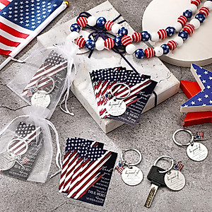 Lyrow 24 Sets Veterans Day Gift Bulk American Flag Keychains Patriotic Card with Organza Bag Party Decorations Church Favors