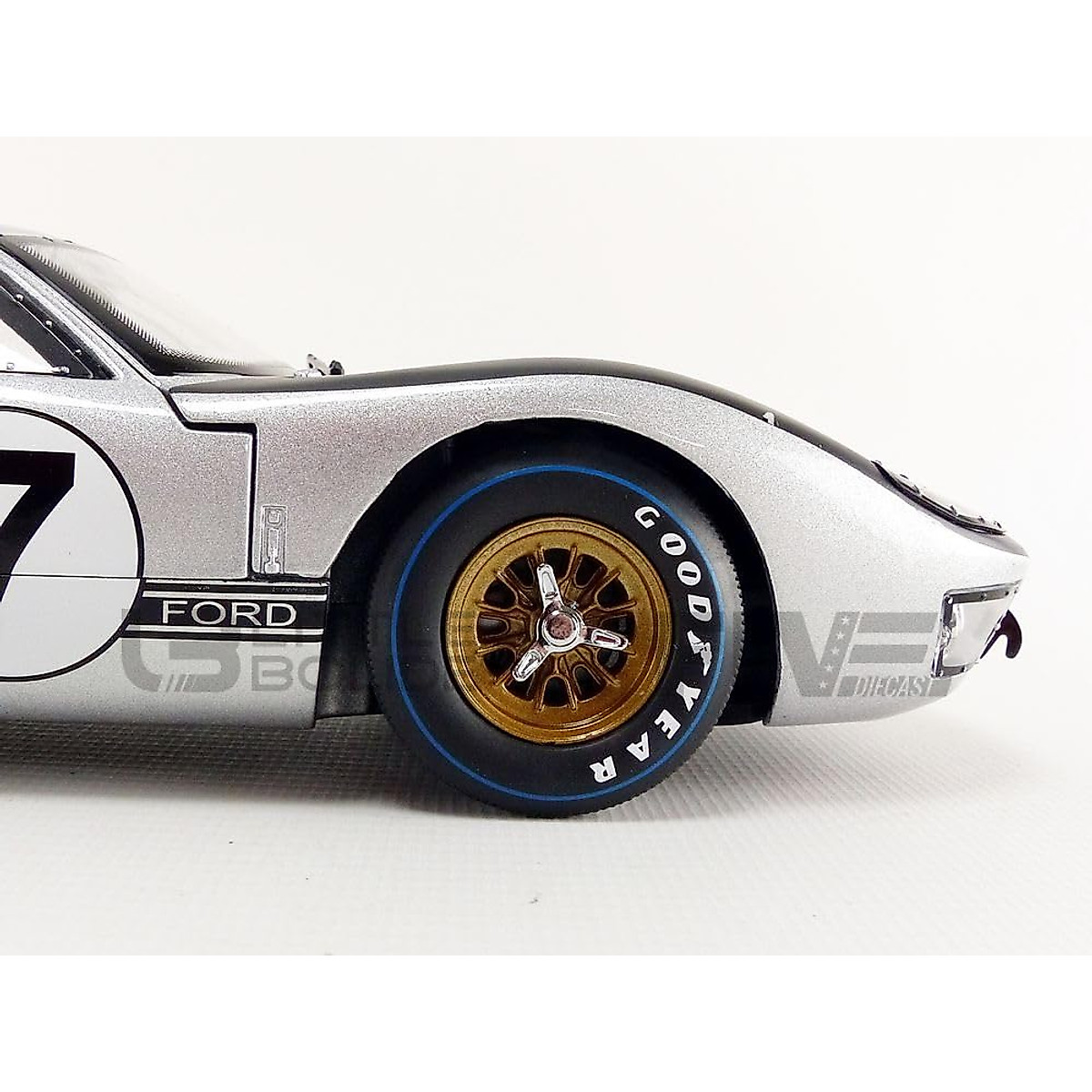 Shelby Collectibles SC404S 1966 Ford GT-40 MK 2 Silver No.7 1-18 Diecast Car Model