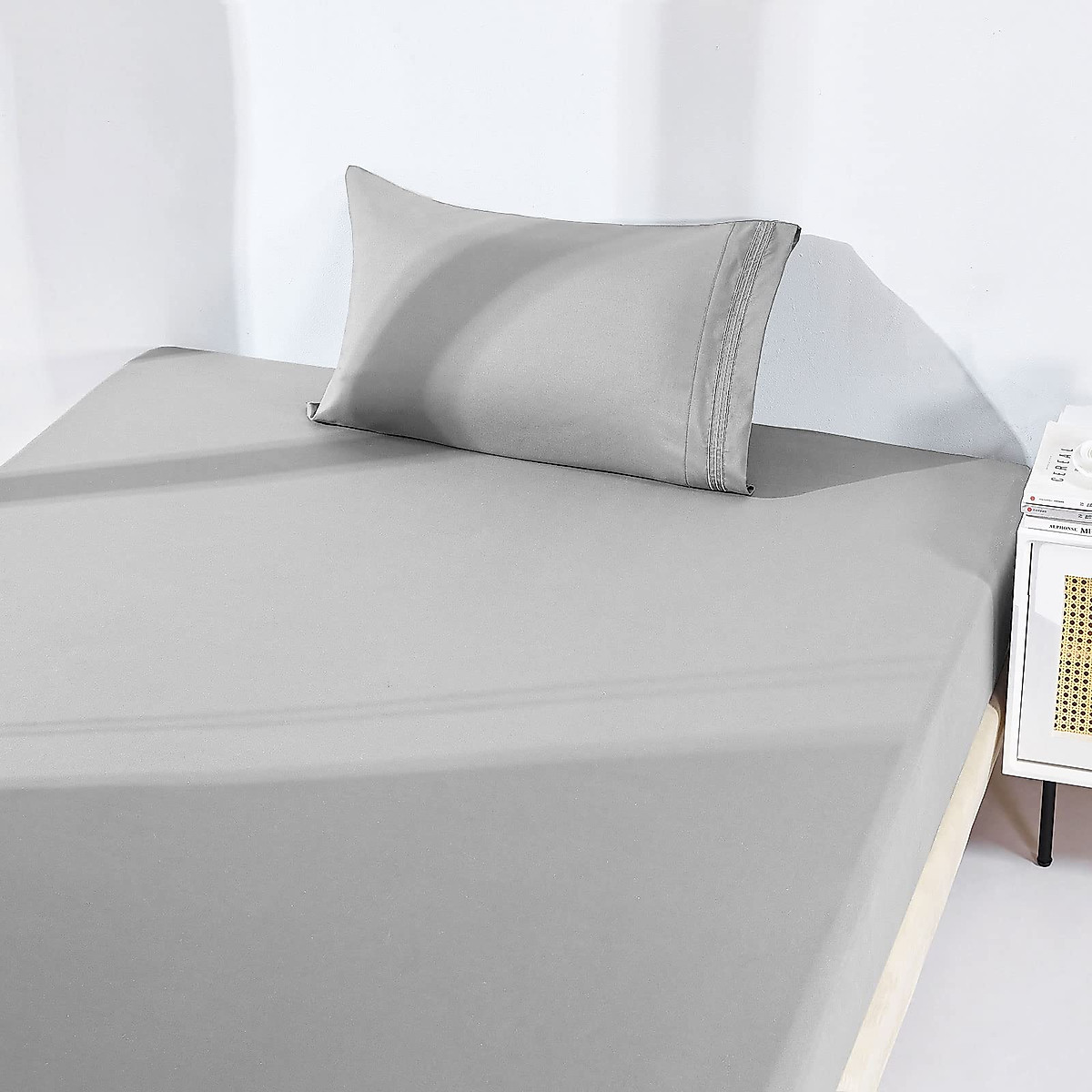 YIYEA Fitted Sheet Only, Premium Double Brushed Microfiber Deep Pocket Fitted Sheet Full Size, Ultra Soft Fitted Bottom Sheet, Shrinkage, Fade Resistant, Full, Light Gray