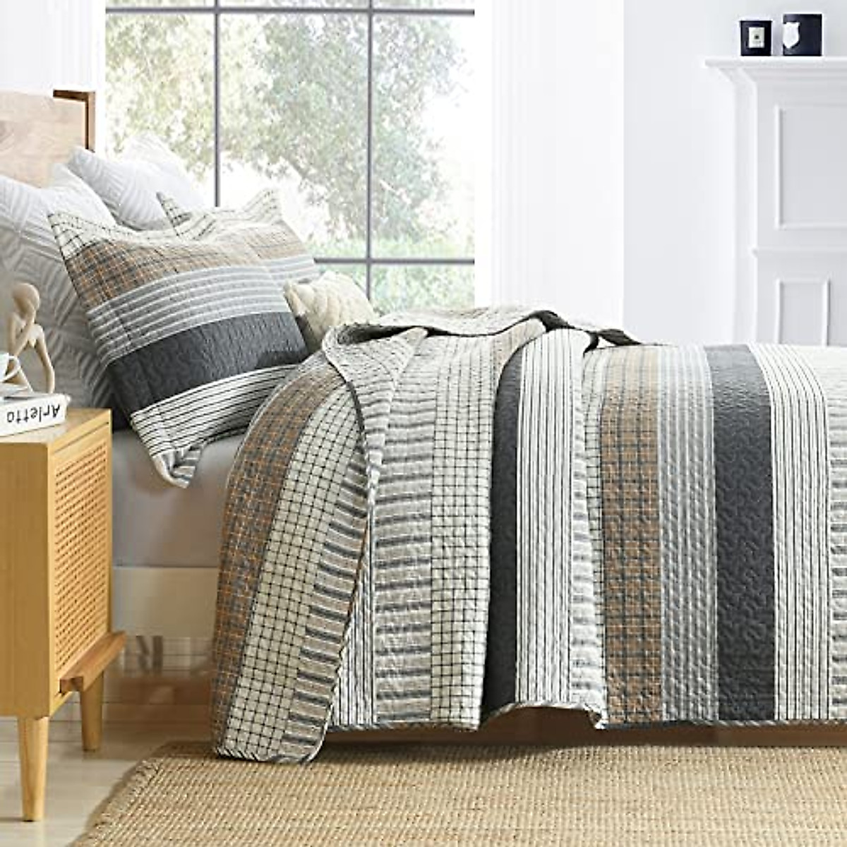 PANGUSHAN 100% Cotton Quilt Set Queen Size, Patchwork Queen Quilt Bedding Set Bedspreads, Farmhouse Lightweight Comforter Reversible Quilt, White/Brown/Grey Bed Spread for All Season, 3 Pieces